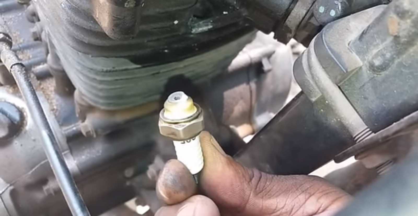How to Remove a Broken Spark Plug? - CarProfy